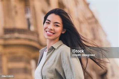 사랑 스럽다 예쁜 예쁜 베트남 아가씨 녹색 셔츠 여름 따뜻한 바람 화창한 날씨 야외에서 도시 거리 즐기는 사진 18 19세에 대한 스톡 사진 및 기타 이미지 Istock