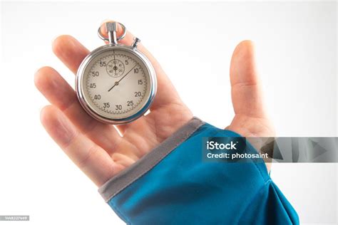 흰색 배경에 기계식 스톱워치가있는 손 시간 부분 정밀도 속도 간격의 측정 경쟁에 대한 스톡 사진 및 기타 이미지 경쟁 계시기 금속의 Istock