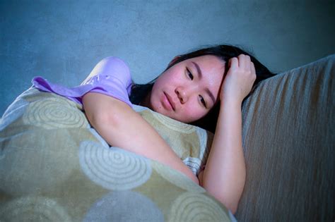 젊은 슬 프 고 우울 아시아 한국 여성 가정 소파 소파 눈물에 절망과 고통 불안 및 우울증 느낌 통증 관계에 외로운 인생 문제 개념 무기력 감정에 대한 스톡 사진 및 기타