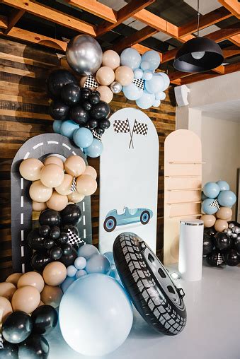 깃발 경주 바퀴 소년을 위한 자동차가 있는 트렌디한 장식 파티를 위한 파란색 갈색 검은색 은색 풍선이 있는 생일 장식 축하 행사를 위한 아치 사진 벽 장식 공간 또는 텍스트