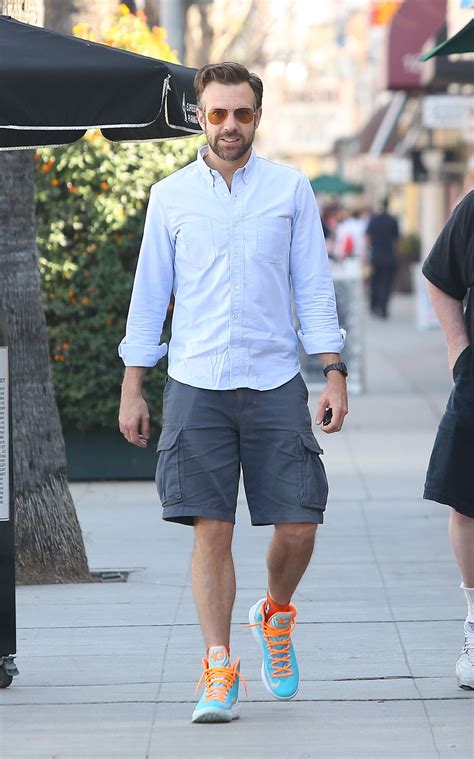 Jason Sudeikis Just Nailed Springs Bold Sneaker Trend Gq