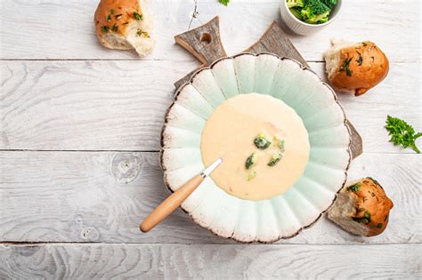 치킨 크림 수프 나무 배경에 그릇에 완두콩 콩나물과 전통적인 조리법 치즈 수프 음식 조리법 배경 텍스트 공간을 사용할 수 있습니다 맨 위 보기 0명에 대한 스톡 사진 및