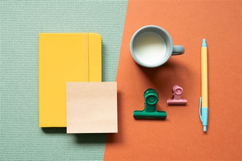 노란색 공책과 펜 클립 초록색과 빨간색 책상 배경에 우유 한 잔 공부와 작업 공간 플랫 레이 평면도 복사 공간 0명에 대한 스톡 사진 및 기타 이미지 Istock