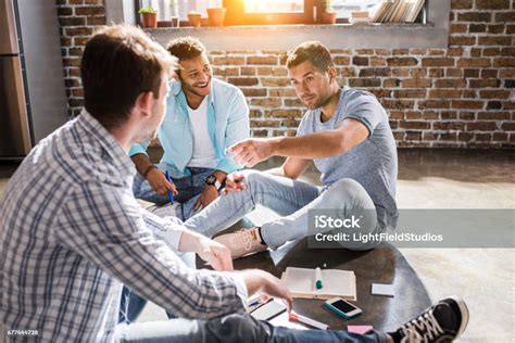 중소 기업 회의에 새로운 비즈니스 프로젝트에서 작업 하는 젊은 전문가 그룹 기업 재무와 산업에 대한 스톡 사진 및 기타 이미지 기업 재무와 산업 남자 남자 사업가