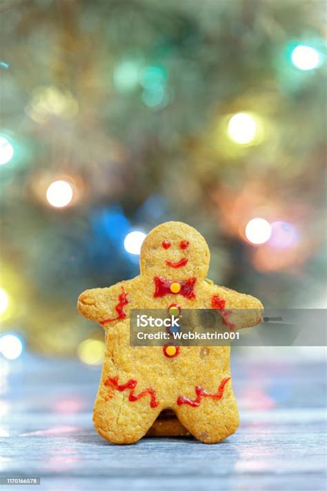 축제 빛나는 화환과 크리스마스 트리의 배경에 대한 남자의 모양의 전통적인 크리스마스 쿠키 0명에 대한 스톡 사진 및 기타 이미지 0명 12월 갈색 Istock