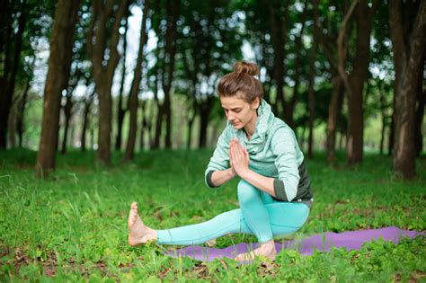 젊은 스포츠 소녀는 녹색 여름 숲 요가 아산 자세에서 요가를 연습합니다 자연과의 명상과 단합 가냘픈에 대한 스톡 사진 및 기타 이미지 Istock