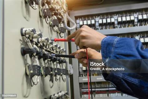 전기 엔지니어 작업 테스터는 전기 캐비닛 제어에서 전력 라인의 전압과 전류를 측정합니다 Stem 주제에 대한 스톡 사진 및 기타 이미지 Stem 주제 개폐 장치 건강