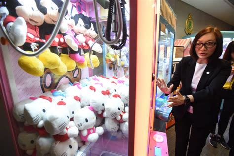海關首破夾公仔店提供冒牌公仔拘6人 檢30萬元貨品 星島日報