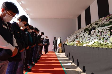 이태원 참사 분향소 방문한 민주노총 안전한 세상을 위해 더 노력할 것