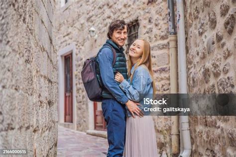 화창한 날 몬테네그로 Kotor의 올드 타운에서 화려한 거리를 즐기는 남자와 여자 커플 관광객 몬테네그로 여행 컨셉 2명에 대한 스톡 사진 및 기타 이미지 Istock