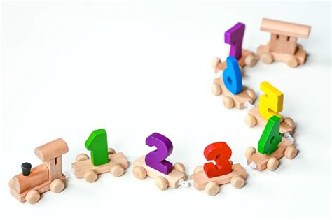 하얀 고립 된 배경에 숫자가있는 나무 열차 아이들의 교육 논리 장난감은 몬테소리 게임에서 개발을 위해 사용됩니다 0명에 대한 스톡 사진 및 기타 이미지 Istock