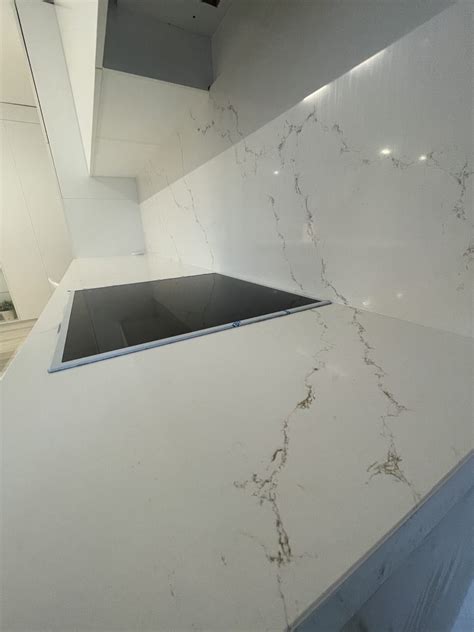 Кухненски плот с гръб и остров технически камък Majestic Brown 2