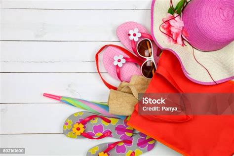 액세서리 모자 선글라스 신발 화이트 나무에 우산 개념 여름 휴가 배경 및 여름 판매 해변 가방에 대한 스톡 사진 및 기타 이미지 Istock