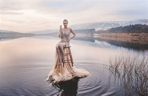 배경 화면 나무 여자들 모델 금발의 바다 물 갈색 머리의 뷰어를보고 반사 하얀 드레스 겨울 사진술 끈이없는 드레스 사진 촬영 2048x1341