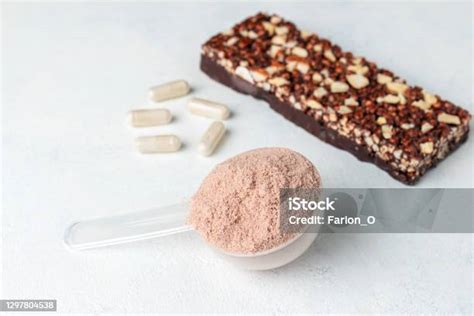 유청 또는 콩 단백질 분리 초콜릿 단백질 바 아미노산과 크레아틴의 흰색 캡슐 흰색 배경에 보디 빌딩 식품 보충제의 특종 가루로