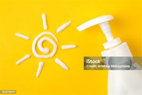 자외선 차단제 치료 밝은 노란색 배경에 다양한 자외선 차단제와 선크림 태양 보호 자외선 보호 여름 맨 위 보기입니다 0명에 대한 스톡 사진 및 기타 이미지 Istock