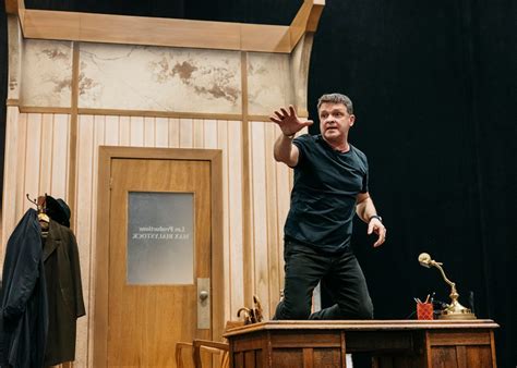 Serge Postigo Nous Entraîne En Répétition De La Comédie Musicale Les Producteurs