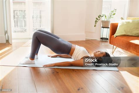 실내 매트에 다리 포즈를 하는 요가를 연습하는 아가씨 적합 구름다리 자세에 대한 스톡 사진 및 기타 이미지 구름다리 자세 요가 운동 Istock