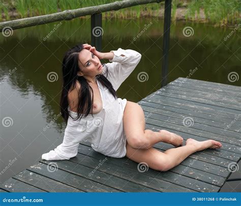 Pi Kna M Oda Naga Kobieta Blisko Ma Ego Stawu Zdj Cie Stock Obraz