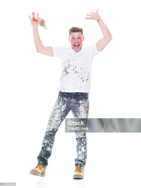전체 길이 1 인 정면 2029세 성인 잘 생긴 젊은 남성 남성 화가 집 화가 앞에 서 있는 흰색 배경 을 입고 T 셔츠 셔츠 청바지를 입고 흥분 행복 웃고 있는 사람 20