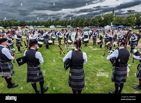 Blowing Bagpipes Fotos Und Bildmaterial In Hoher Auflösung Alamy