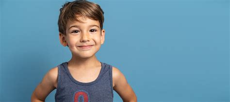 푸른 배경 스튜디오 앞에 서있는 작은 백인 소년의 전면 보기 는 행복과 기쁨 개념을 미소 짓는 아이를 촬영 소년에 대한 스톡 사진 및 기타 이미지 Istock