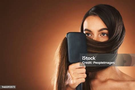 헤어 케어 미용실 및 여성 빗질 미용 광채 및 갈색 스튜디오 배경에 대한 모형 공간 럭셔리 광택 깨끗하고 미용사 스타일링 및 광고를위한 브러시가있는 모델 사람 머리카락에