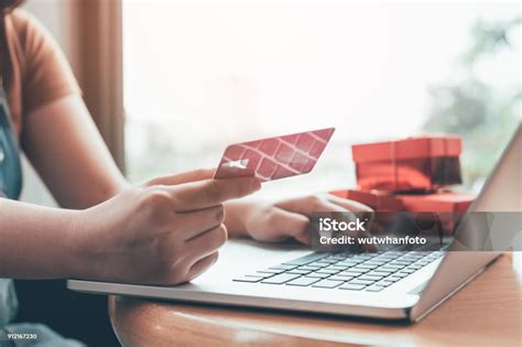 여자 손 잡고 신용 카드 및 온라인 개념 쇼핑 노트북 키보드 입력을 닫습니다 가방에 대한 스톡 사진 및 기타 이미지 가방 개념 개념과 주제 Istock