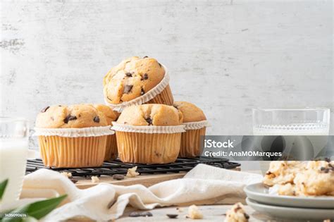 베이킹 랙에 초콜릿 칩 머핀과 흰색 주방 조리대에 우유 한 잔 아침 식사 테이블 0명에 대한 스톡 사진 및 기타 이미지 0명 갈색 달콤한 음식 Istock