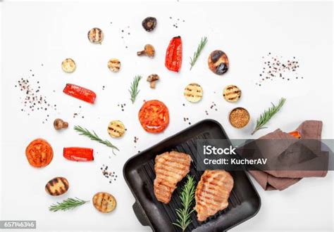 스테이크 그릴에 구운된 야채와 함께 흰색 바탕에 무 쇠 그릴 팬 바로 위에 대한 스톡 사진 및 기타 이미지 바로 위 굽기 바베큐그릴 Istock