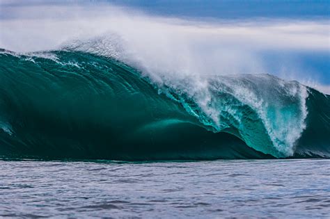 폭풍우가 몰아치는 상황에서 얕은 암초 위로 강력하게 부서지는 큰 아쿠아 마린 바다 파도의 클로즈업 0명에 대한 스톡 사진 및 기타 이미지 Istock