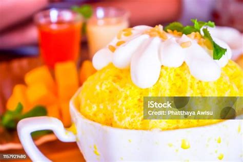 빙수는 망고 과일 찹쌀 아이스크림 단맛을 낸 연유를 나무 접시에 담아 상쾌한 디저트로 제공합니다 거품 내기에 대한 스톡 사진 및 기타 이미지 Istock