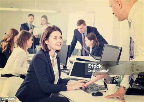 친절 한 동료 즐거운 데 재미 현대 사무실에서 직장에서 대화 감정에 대한 스톡 사진 및 기타 이미지 감정 기업 비즈니스