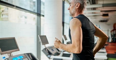 체육관에서 스포츠 훈련을 하는 동안 러닝머신에서 달리는 성숙한 운동 남자 사진 Unsplash의 세르비아 이미지