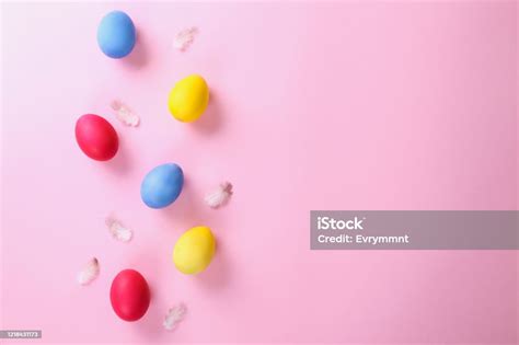 텍스트에 대한 복사 공간을 많이 분홍색 종이 텍스처 배경에 다른 밝은 색상의 빈 페인트 부활절 달걀의 무리 상단보기 평평한 평신도 닫아 2020년에 대한 스톡 사진 및 기타