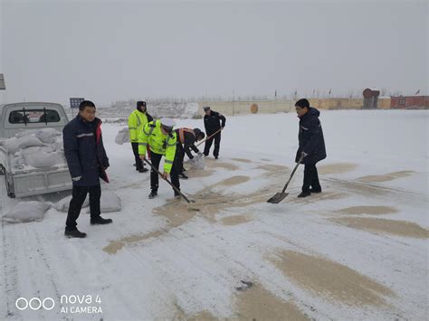 代县交警对积雪道路进行撒盐确保交通安全雪天路滑