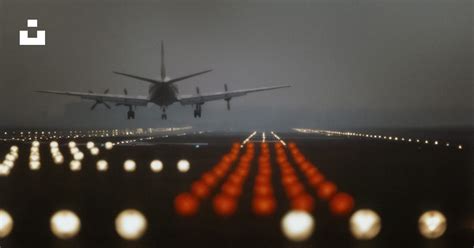 밤에 활주로 위를 비행하는 대형 제트 여객기 사진 Unsplash의 무료 활주로 이미지