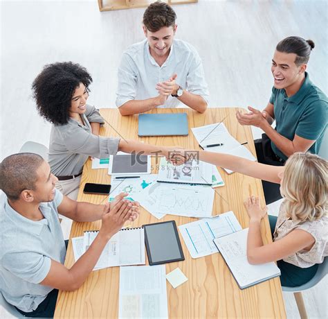 团队合作、握手和掌声与团队协作并庆祝会议成功。高清摄影大图 千库网