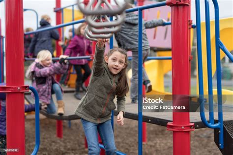 1 학년 소녀는 오목한 놀이터 구조를 가로 질러 달리고 스윙합니다 개발에 대한 스톡 사진 및 기타 이미지 개발 개성 개념 건강한 생활방식 Istock