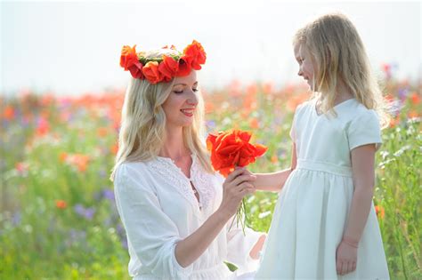 엄마와 딸 휴식 웃 고 있는 어머니와 자연 행복 한 사람들이 야외에 작은 딸 2명에 대한 스톡 사진 및 기타 이미지 2명 가족 공휴일 Istock