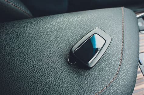 자동차 키를 전달 합니다 자동차 키 카메라 Copyspace 자동차 대리점 살롱 관리자 세일즈 맨 판매 구매 주는 소유자 직업 구매 차량 개념을 들고 자른 근접 촬영 자동차