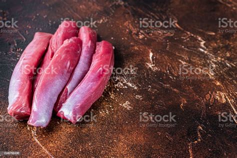 정육점에 있는 생 양고기 안심고기 어두운 배경 맨 위 보기입니다 복사 공간 날것에 대한 스톡 사진 및 기타 이미지 날것 목재 재료 배경 주제 Istock