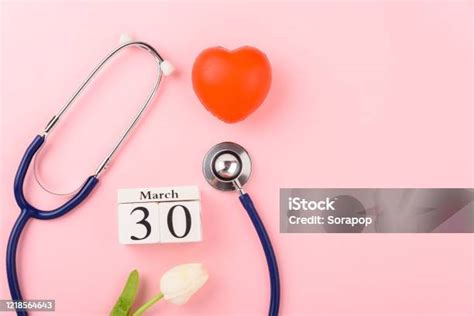 닥터스 데이 컨셉 플랫 레이 탑 뷰 분홍색 배경에 장비 의료 용 빨간 심장 및 청진기 텍스트 복사 공간이있는 병원의 치료 환자 병원에 대한 스톡 사진 및 기타 이미지