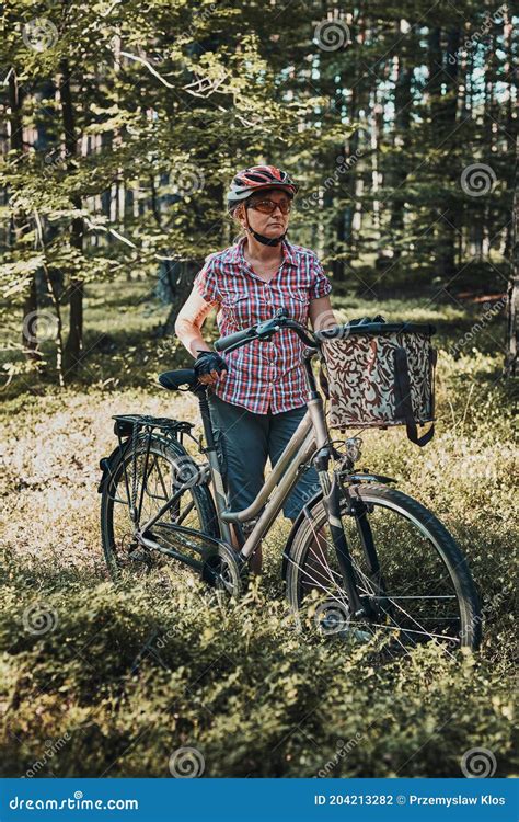 Mujer Activa Que Pasa El Tiempo Libre De Vacaciones De Verano En Bicicleta En Un Bosque Foto De