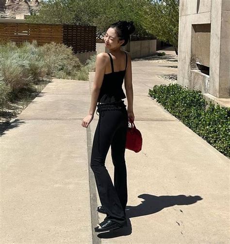 패션엔 블랙핑크 제니 일정 끝내고 힐링 북미 투어중 즐긴 러블리한 리조트룩