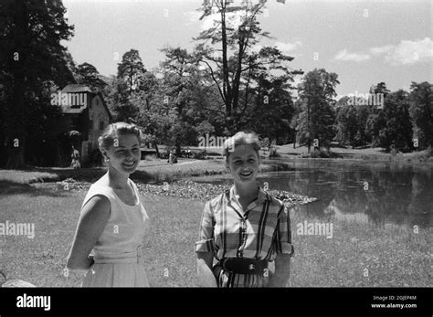 Lactrice Ingrid Bergman Lors Dune Visite à Versailles Avec Sa Fille