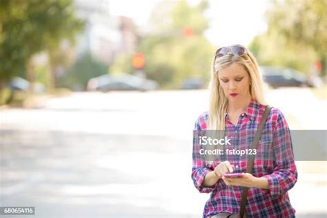 스마트 휴대 전화를 사용 하 여 다운 타운 중간 성인 여자입니다 20 29세에 대한 스톡 사진 및 기타 이미지 20 29세 30 39세 거리 Istock