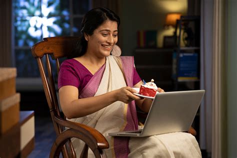 집에서 노트북으로 화상 통화를 통해 생일을 축하하는 여성 스톡 사진 가상 이벤트에 대한 스톡 사진 및 기타 이미지 가상