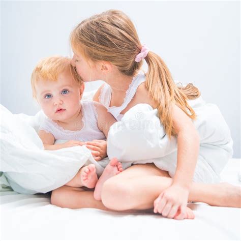 Zwei Nette Kleine Schwestern Stockbild Bild Von Freude Masseverbinder 35646299