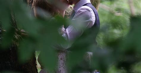 คลังภาพถ่ายฟรีของ กลางแจ้ง การตั้งค่าธรรมชาติ การตั้งค่าอันเขียวชอุ่ม การหมั้น การแต่งงาน